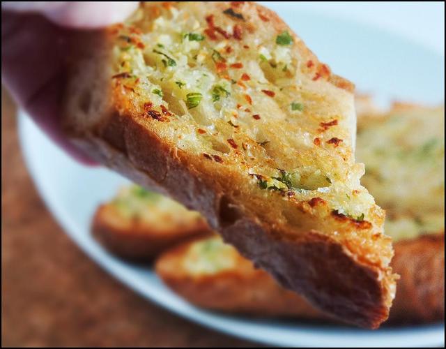 Side Dish: Rustic Garlic Bread Ciabatta - ClickHeatEat.Com